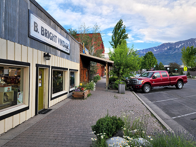 Vintage shopping with mountain views? Joseph's sidewalks invite you to stroll, shop, and constantly look up in wonder.