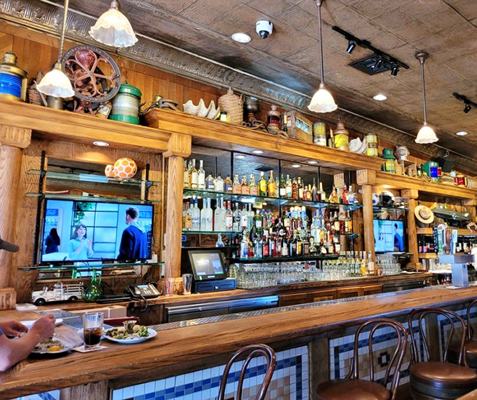 The classic bar where locals gather to discuss life over perfectly shucked oysters and cold beer.