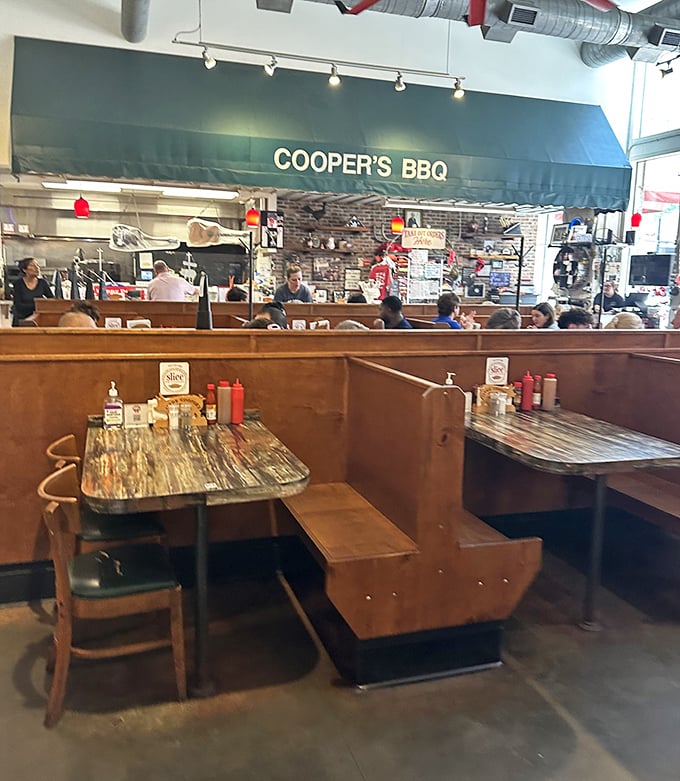 These booths have witnessed first dates, business deals, and countless "mmm" moments as diners experience barbecue bliss.