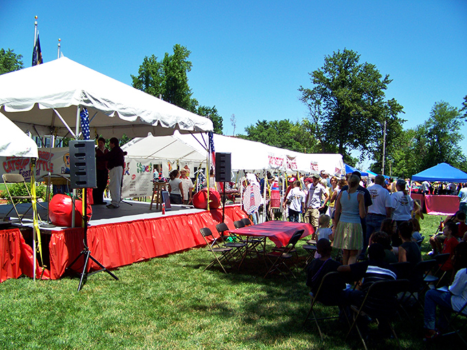 Festival-goers gather to celebrate their beloved landmark. Only in America could a condiment inspire such community pride. 