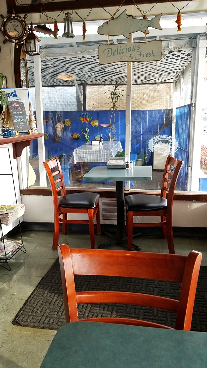 The dining area feels like you've stepped into a cozy seaside shack. That "Delicious & Fresh" sign isn't just decor&mdash;it's a mission statement.