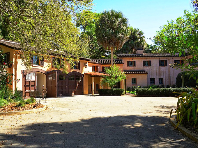 The Mediterranean-inspired Pinewood Estate offers a glimpse of 1930s Florida luxury&mdash;Spanish tiles without the Spanish mortgage.