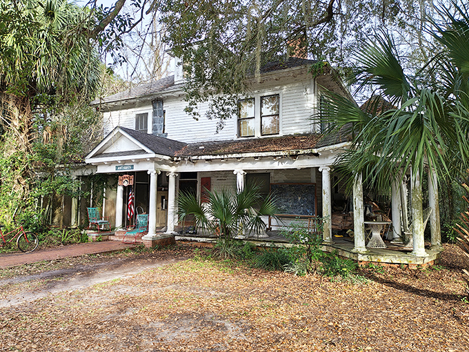 Victorian charm meets antique hunting paradise in this perfectly preserved slice of old Florida.
