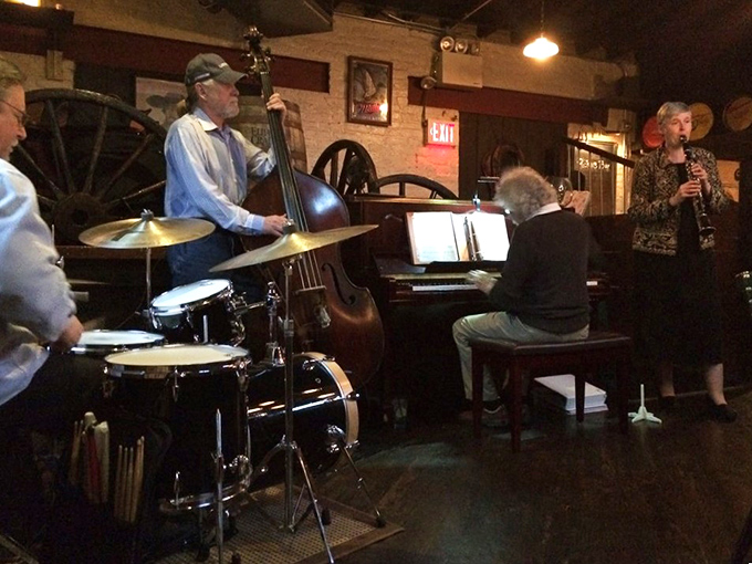 Live jazz transforms dinner into dinner and a show&mdash;the kind of multitasking our parents would actually approve of. 