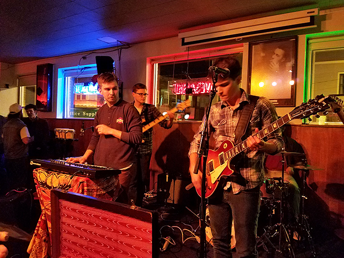 Live music adds soul to the sauerkraut experience &ndash; because great hot dogs deserve an equally great soundtrack.