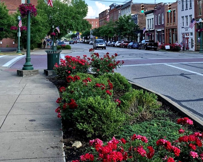 Downtown Marietta doesn't need neon to shine&mdash;just sunshine, historic architecture, and the occasional pedestrian taking their sweet time.