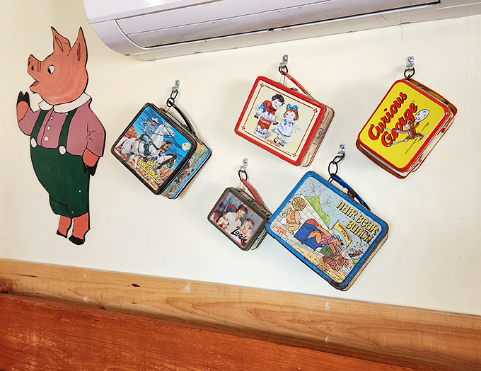 Vintage lunchboxes and a pig in suspenders—because nothing says "serious barbecue" like whimsical wall decorations that make you smile.