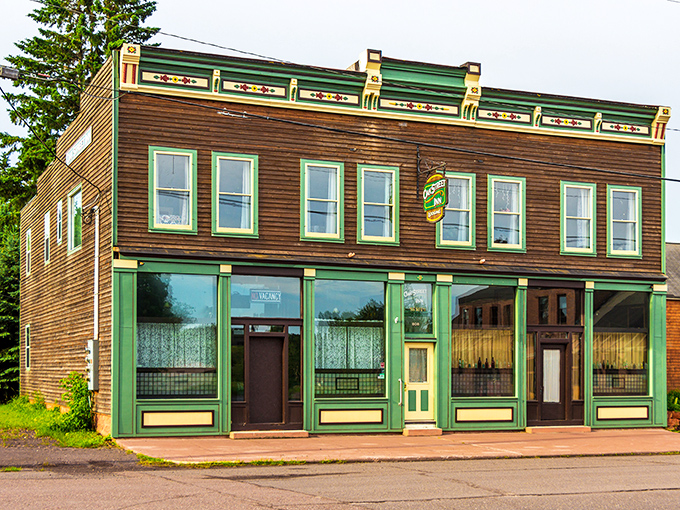 The Oak Street Inn's wooden fa&ccedil;ade and green trim channel a time when buildings dressed better than most people do for weddings today.