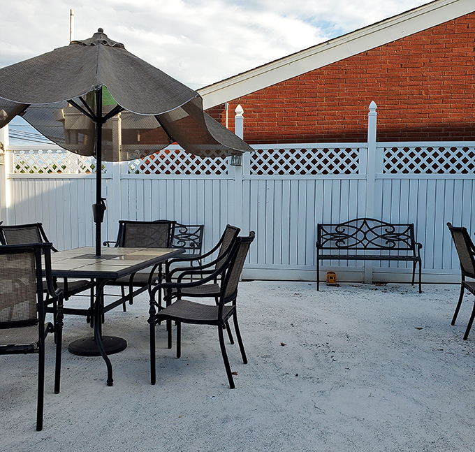 Al fresco dining Ohio-style, where fresh air makes every bite taste even better than expected.