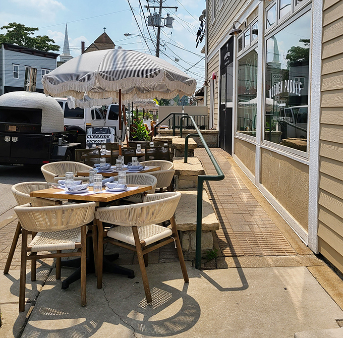 Al fresco dining with a side of small-town charm. Those umbrellas aren't just for shade&mdash;they're keeping your pizza safe from envious birds.