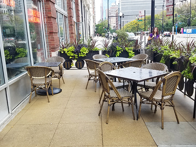 Outdoor seating where you can people-watch while people watch you eat. Chicago's skyline provides the perfect backdrop for your coffee contemplation.