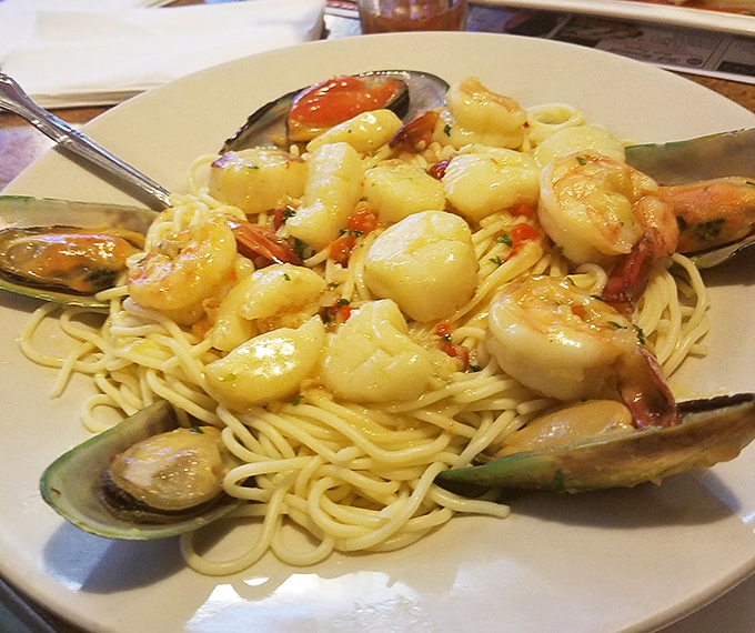 Seafood pasta that would make an Italian grandmother nod in approval. Those mussels didn't sacrifice themselves in vain.