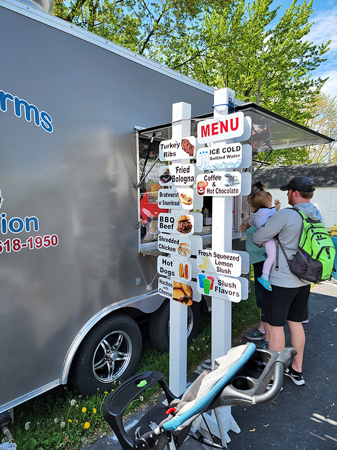 Fairground food that fuels the treasure hunt. This mobile kitchen serves up comfort classics to sustain serious shoppers through hours of bargaining.