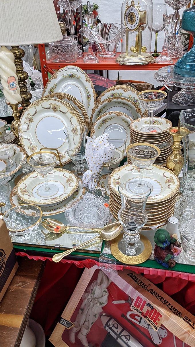 Elegant china that whispers of dinner parties past. These gold-rimmed plates have seen celebrations and are ready for your table's next big moment.