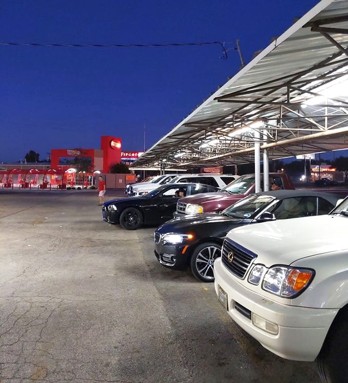 Night falls but hunger rises at Keller's. The evening atmosphere transforms a simple meal into a cinematic experience worthy of American nostalgia.