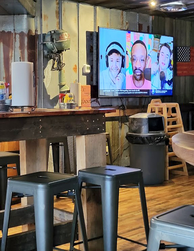 Even with actual television available, the real entertainment at Sloppy Hog is watching plates of deliciousness make their journey from kitchen to table.