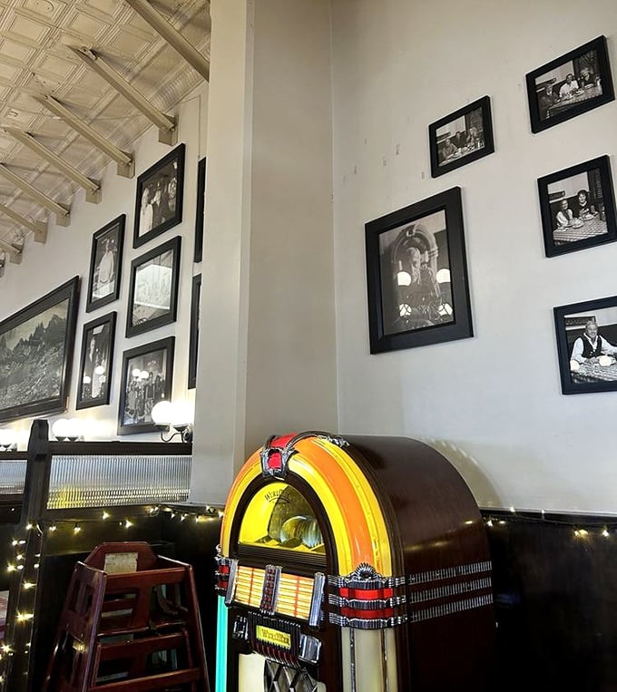 History gallery or dining room? At Joe's, they're one and the same. Those black and white photos aren't decoration&mdash;they're credentials.