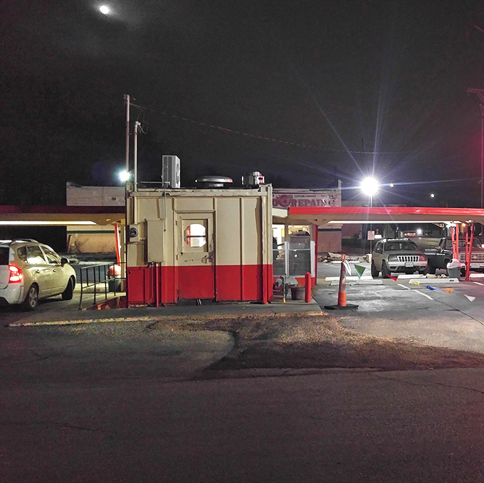 Even after dark, Mugs-Up glows with promise. Night driving never had a more delicious destination than this illuminated oasis.