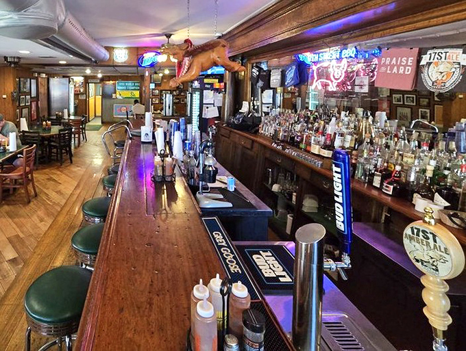 A bar that understands its priorities – cold drinks to complement hot barbecue, with no unnecessary frills.