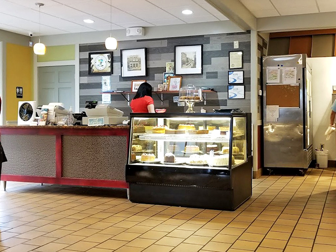 At the counter, desserts tempt from behind glass while the wall displays local memorabilia &ndash; the beating heart of any proper American diner.