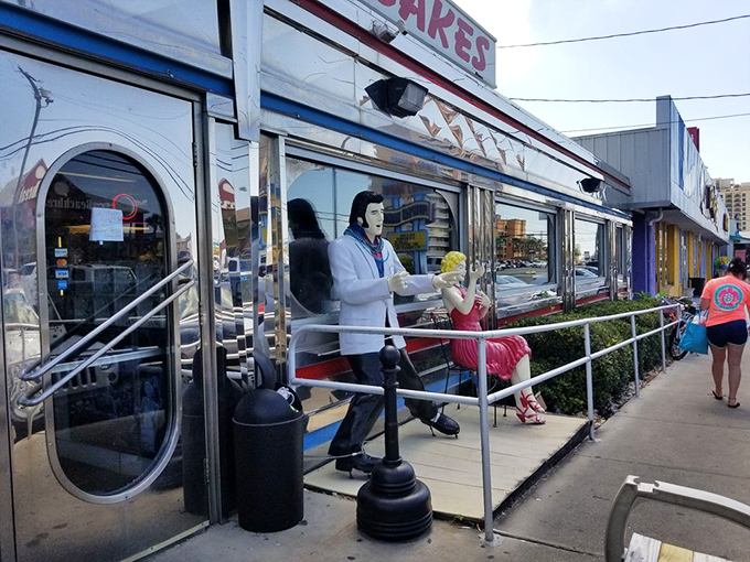 Elvis might have left the building, but his spirit lives on in this shrine to 1950s Americana, where every booth feels like the best seat in the house.