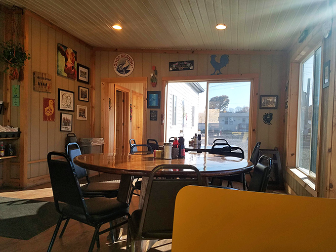 This cozy corner with its wood-paneled walls and rooster d&eacute;cor feels like breakfast at your favorite aunt's house&mdash;if your aunt were a griddle virtuoso.