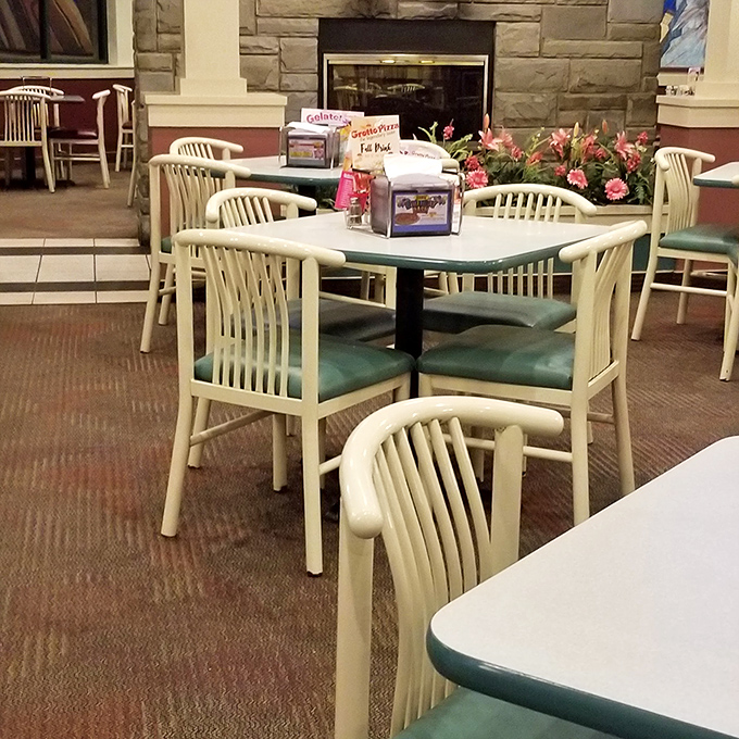 Dining room simplicity that puts the focus where it belongs&mdash;on the food and the company you're with.