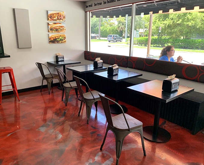 Simple tables, striking floors, and sandwiches that make you forget everything else. This is minimalism with maximum flavor.