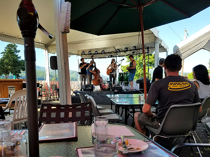 Live music on the patio transforms a simple meal into an event. The universal language of bluegrass pairs surprisingly well with comfort food.