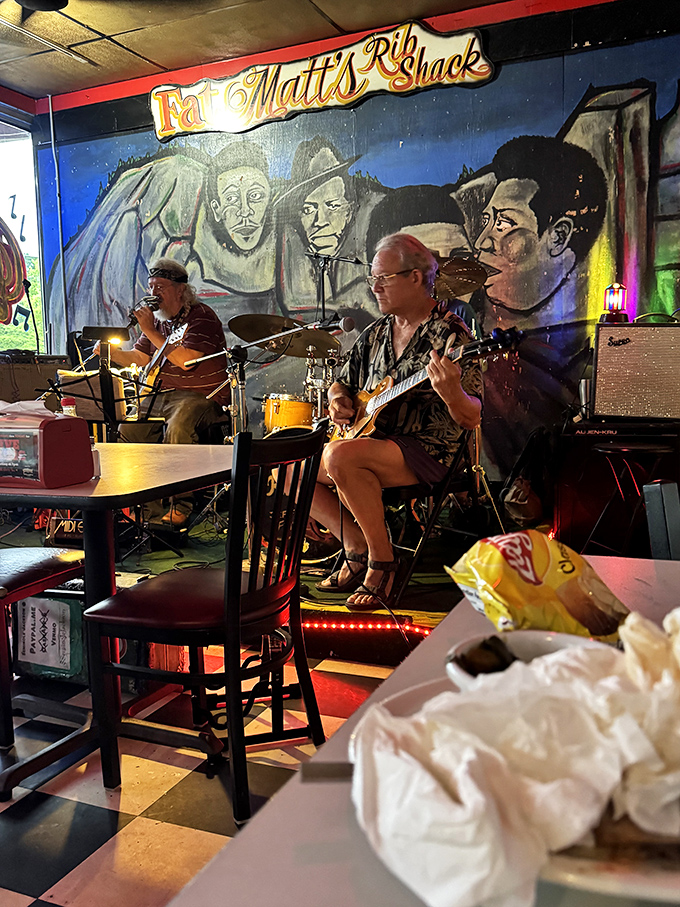 Live blues musicians creating the perfect soundtrack for serious eating&mdash;proof that some pleasures are best enjoyed simultaneously.