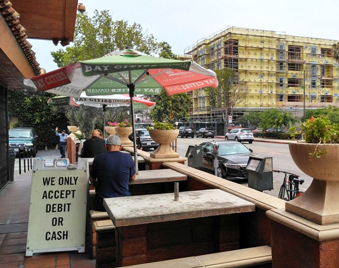 Al fresco dining, California-style. Where your biggest decision is whether to Instagram your sandwich before or after the first bite.
