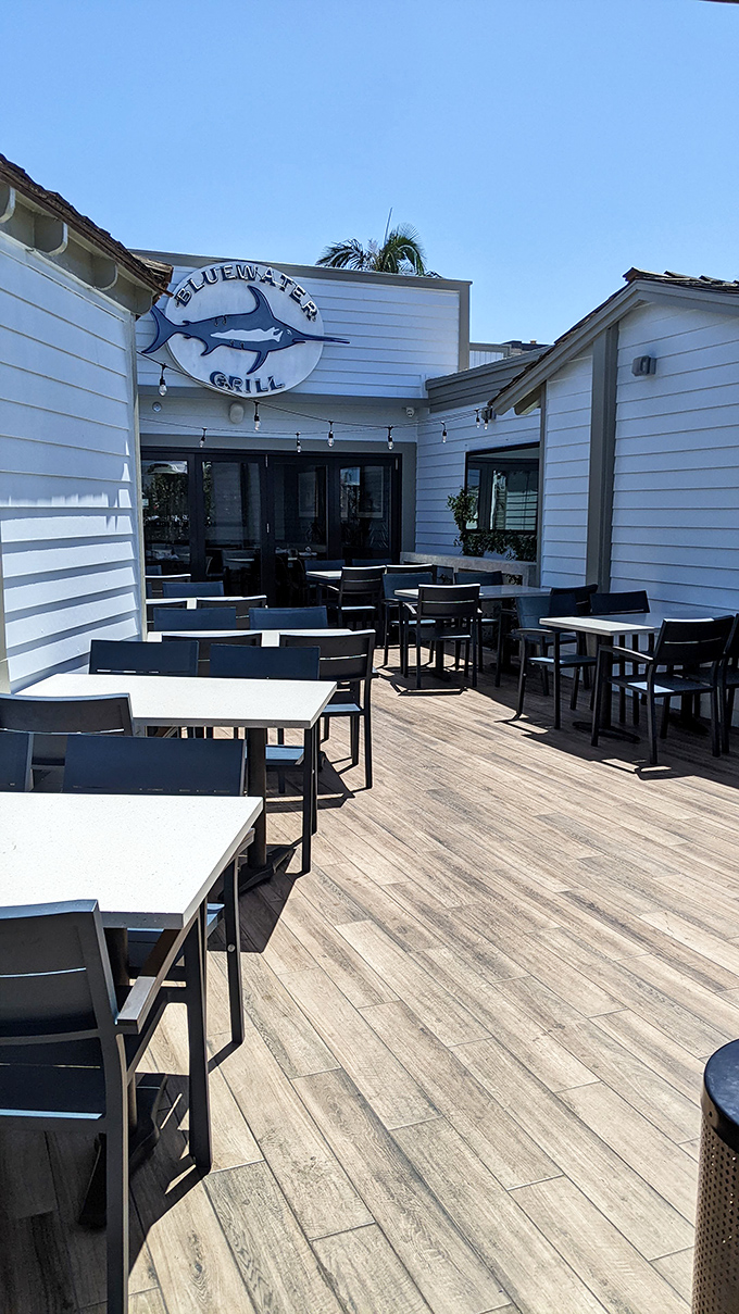 Al fresco dining with that quintessential California vibe&mdash;where the ocean breeze serves as both seasoning and air conditioning.
