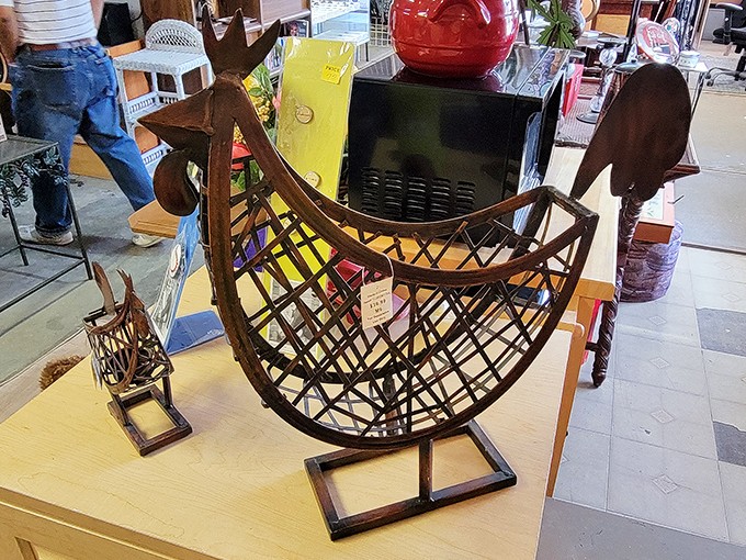 Not just a quirky conversation piece&mdash;it's practically modern art. This rooster holder crows "I have interesting taste" to all your guests.