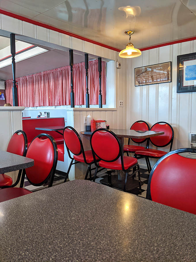 Red chairs await the breakfast faithful in a dining room where conversations bounce between booths like friendly tennis matches.