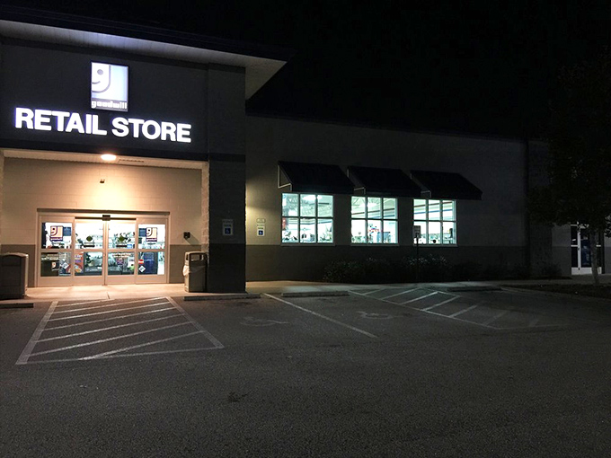 Night falls, but the hunt continues. Evening thrifting offers a quieter experience for those who prefer treasure hunting without the crowds.