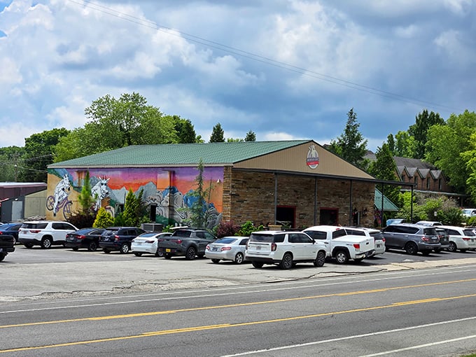 Plateau town charm perches high above the valleys, offering cool mountain air and timeless Southern hospitality.