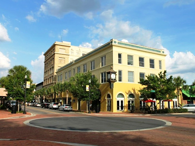 Now this is a corner worth lingering on sunny walls, shady tables, and maybe a cold sweet tea.
