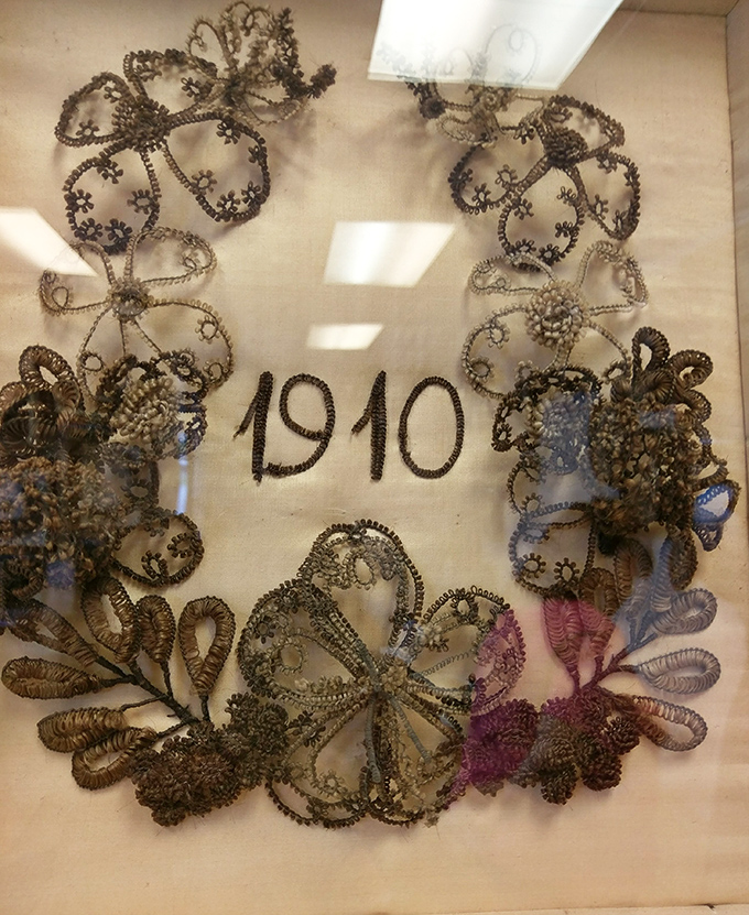 "1910" spelled out in human hair &ndash; a date preserved in strands that once adorned someone's head during the Edwardian era.