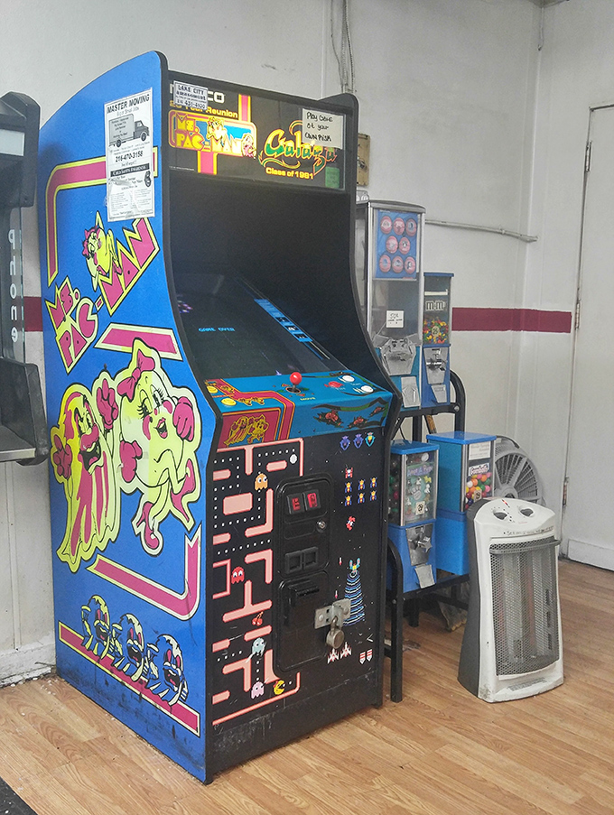 Unexpected bonus round: arcade games for entertainment while waiting for your order of meaty magnificence.