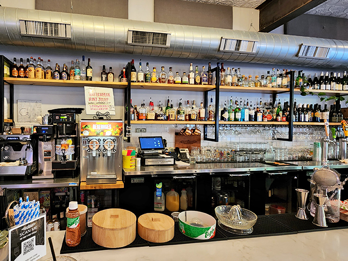 The impressive bar selection suggests this place takes its libations as seriously as its lobster rolls. Cocktail enthusiasts, rejoice!