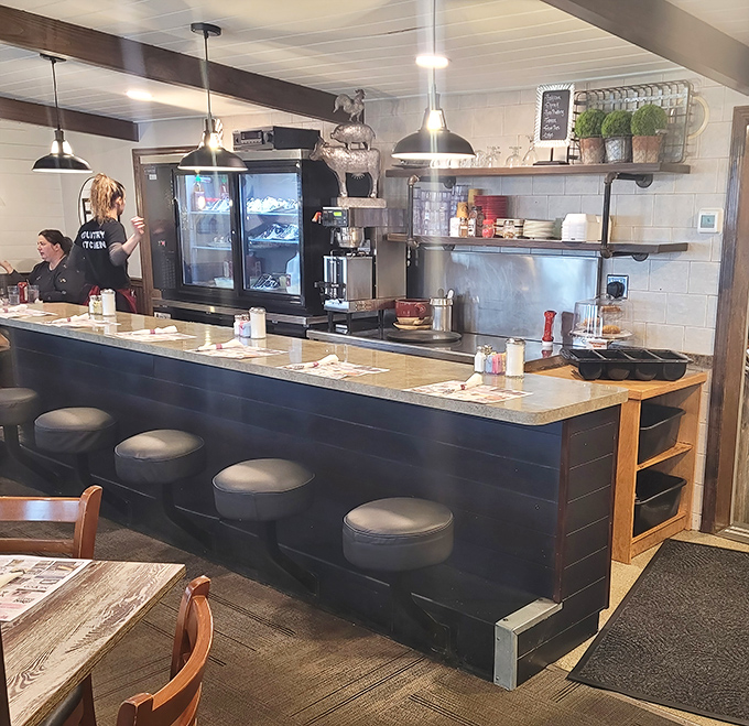 Counter seating: where solo diners become regulars, and regulars become family after a few Wednesday morning breakfasts.