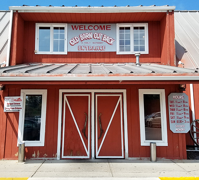 Red barn doors that practically shout "Welcome!" with operating hours that give you plenty of chances to satisfy your comfort food cravings.