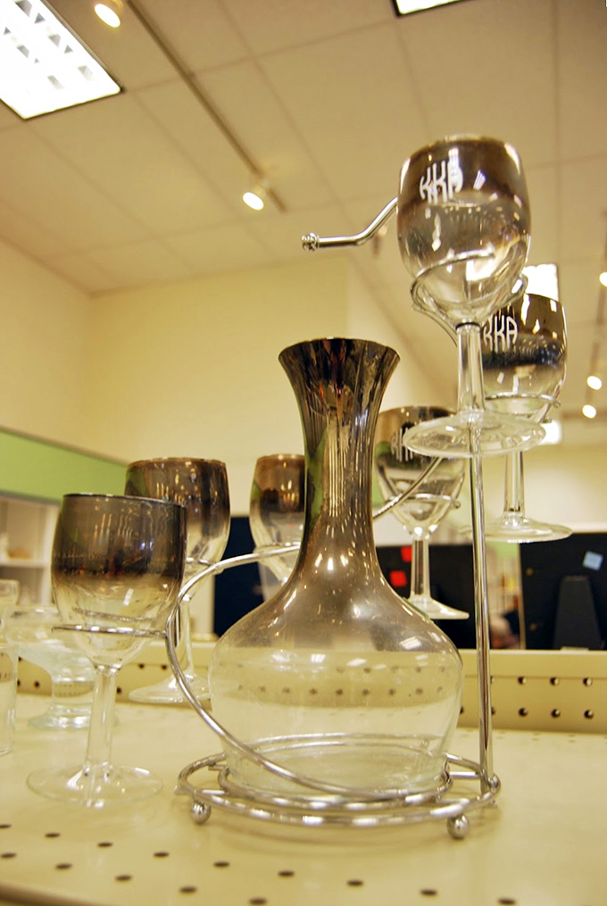 Entertaining gets affordable with vintage glassware sets that bring elegance to your table without emptying your wallet.