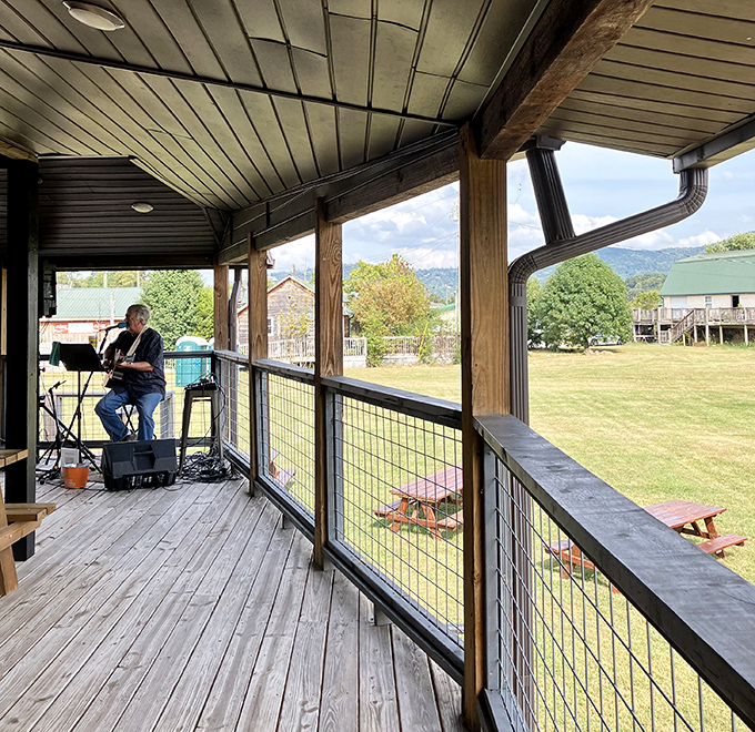 Live music on the deck adds the perfect soundtrack to your meal—proving that in Tennessee, good food and good tunes are practically constitutional rights.