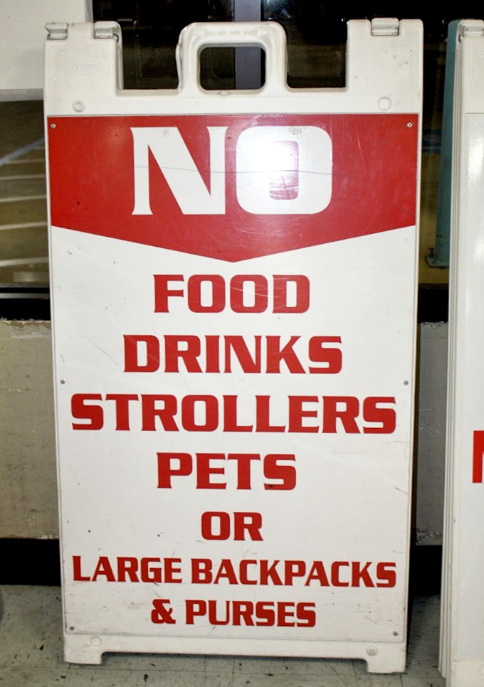 The rules of engagement: No snacks while you shop! This sign has surely prevented countless thrifting catastrophes over the years.