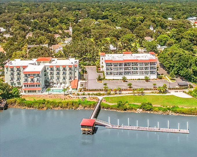 Modern waterfront accommodations prove Darien isn't stuck in the past &ndash; offering comfort with a view that no city high-rise could possibly match.