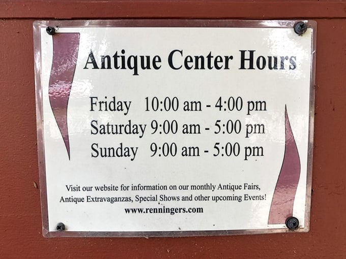 The Antique Center keeps civilized hours. Weekend warriors, take note&mdash;you've got all day to hunt for treasures.