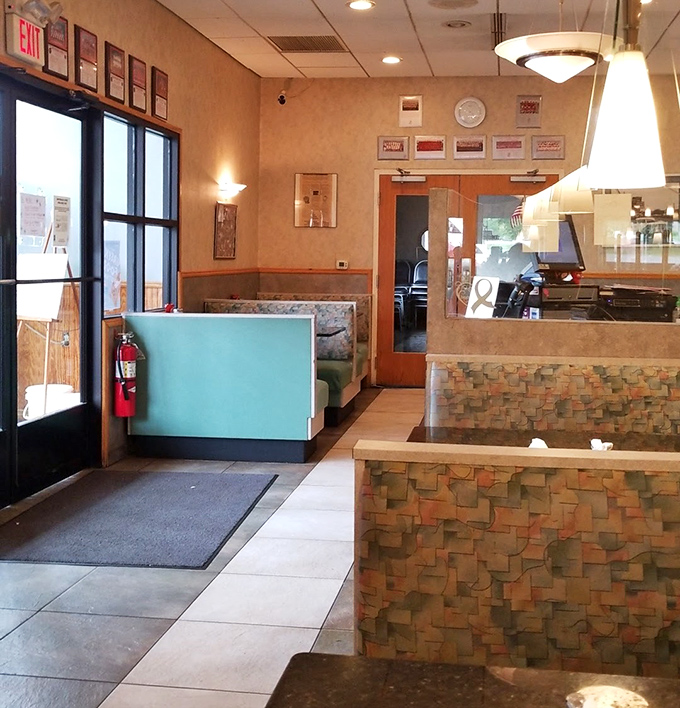 The entryway booths&mdash;prime real estate for people-watching while your toast achieves the perfect butter-to-jelly ratio.