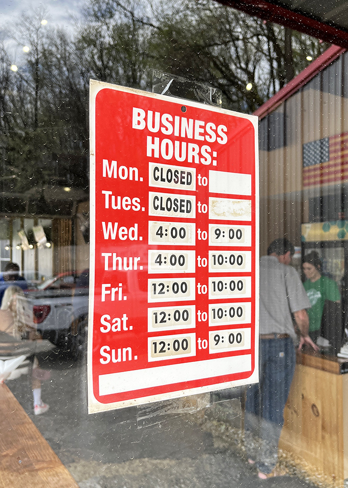 Those hours tell you everything: closed Mondays and Tuesdays because even pitmasters need their beauty sleep.
