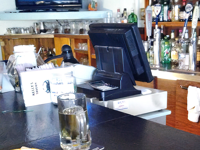 Behind every great seafood tavern is a no-nonsense bar setup that says, "We're here to serve drinks, not perform mixology experiments."